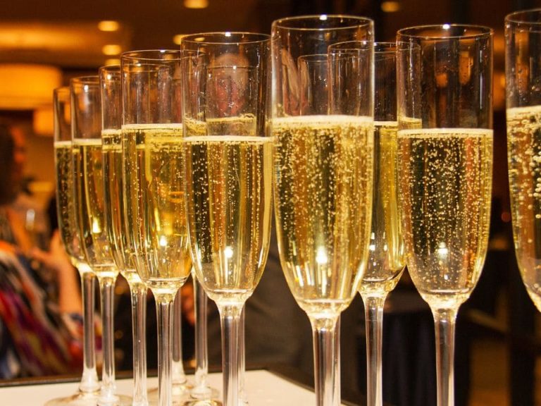 Boire du champagne au restaurant | Restaurant La Siesta